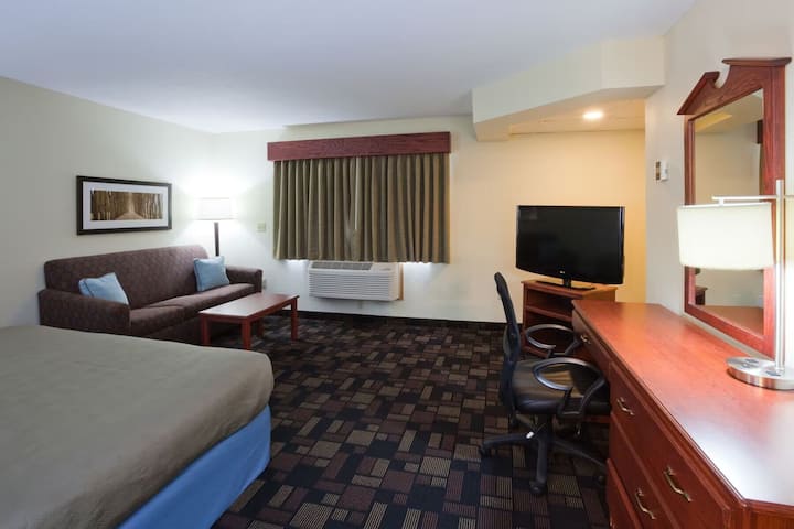 King Studio Suite | Americinn | Relaxed Space - Austin, MN