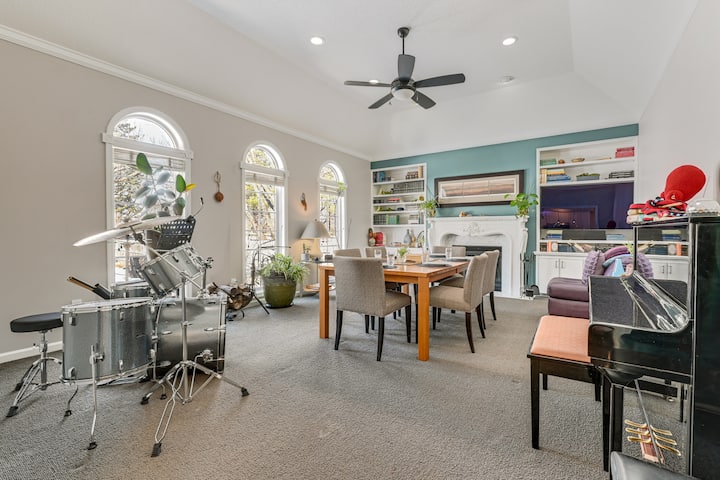 Endless Fun! Family Home W/ Spacious Yard In Clive - West Des Moines, IA