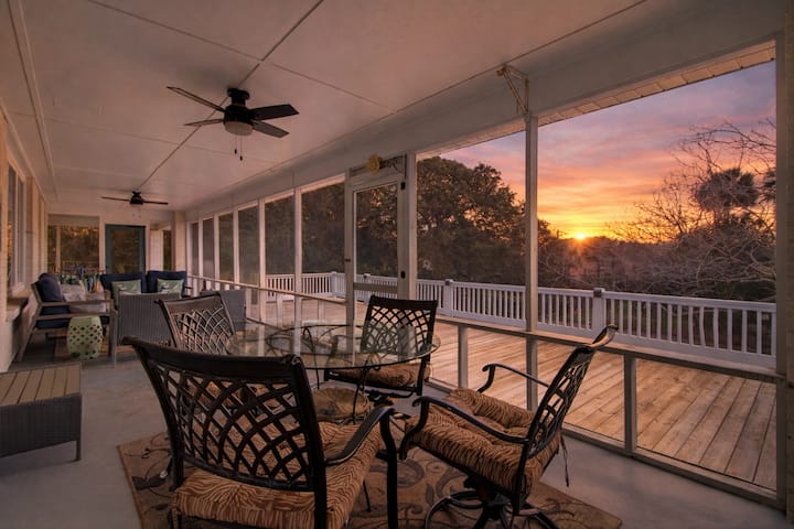 Folly Beach Home • Game Room • Spacious Deck - Folly Beach, SC