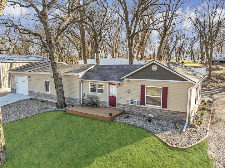Narrows Lakeside Lodge -East Lake -Boat Fish Relax - Spirit Lake, IA