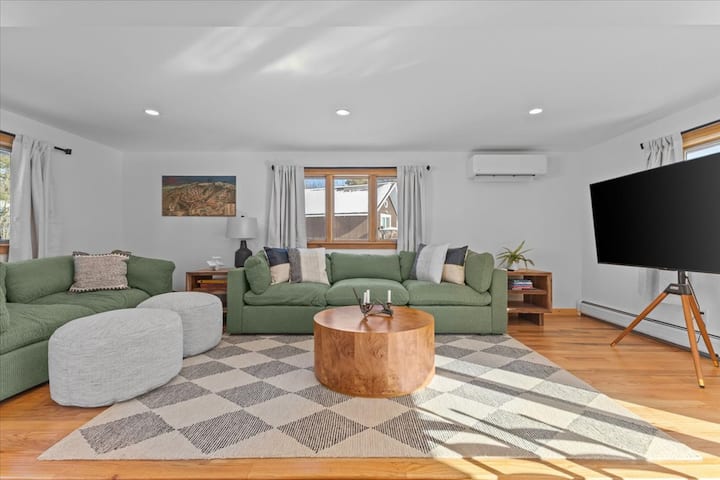 Centrally Located, Renovated 4br Stowe Getaway! - Stowe, VT