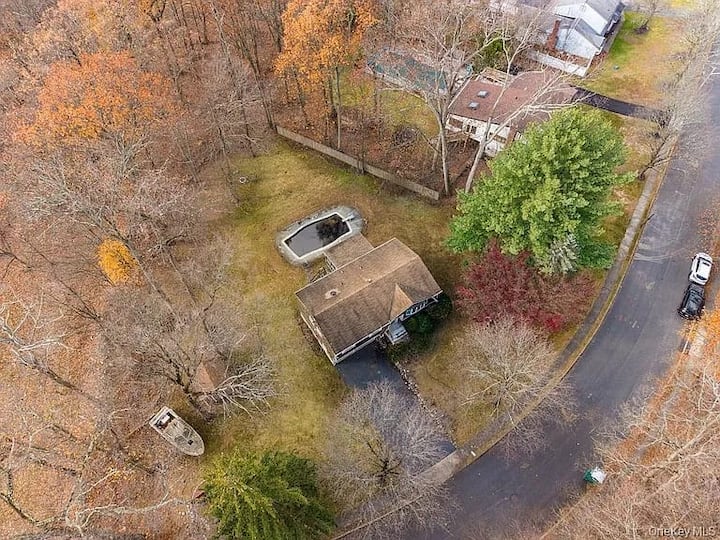 Spacious Private Monsey Retreat On 2 Acre - Mahwah, NJ