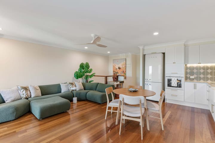 Stylish Sunrise Beach Coastal Abode With Hot Tub - Noosa