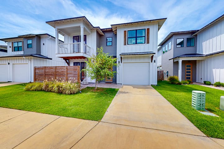 Bayside Home With Pool, Dock, Lawn Games & Pickleb - Perdido Key, FL