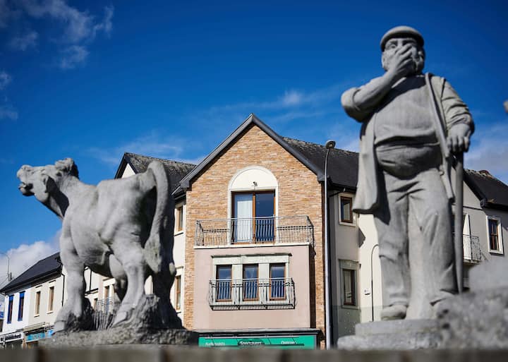 Market Place Four Bedroom Apartment In Ennis Town - Ennis