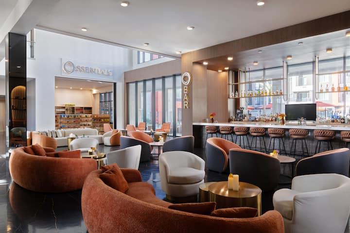 Vegas Luxury Stay With 2 Pools, Bar & Free Parking - Las Vegas Strip, NV