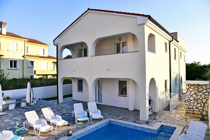Family Villa Of 450 M² With Pool, Gym And 6 Bedro - Krk