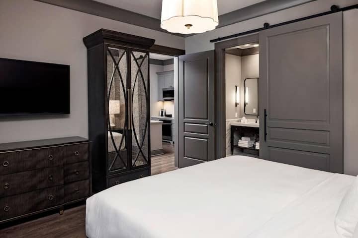 Historic Suite Steps From Aquarium & Liberty Sq - Charleston, SC