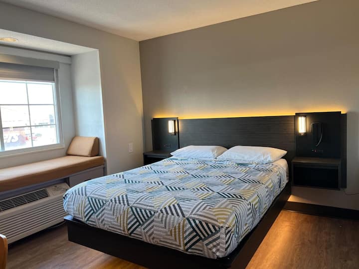 Modern Budget Room Minutes From Indy Attractions - Indianápolis, IN