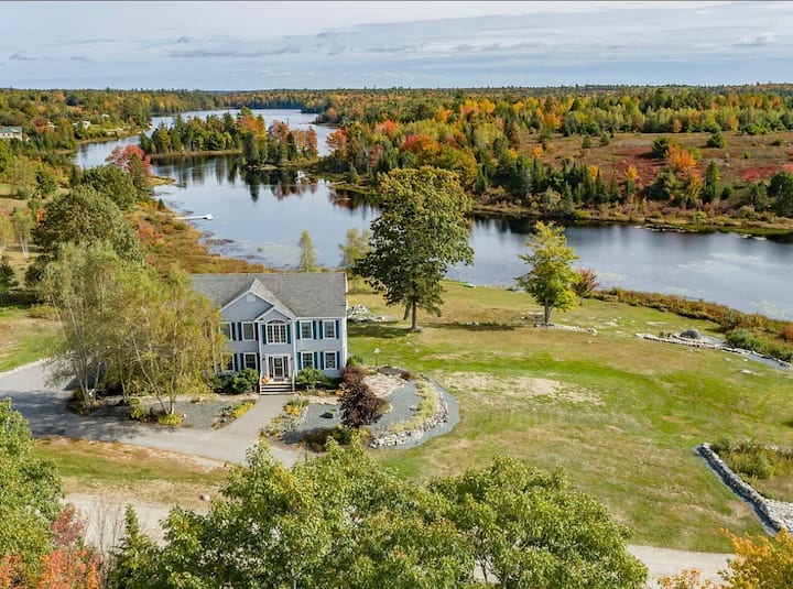 Waterfront + Kayaks | Morancy Pond | Sleeps 14 - Maine