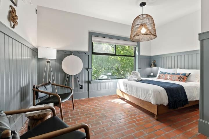 200 Queen Suite, Shared Bathroom - Poulsbo, WA