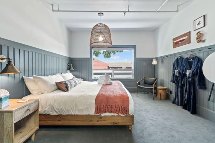 204 King Suite, City View, Shared Bathroom - Poulsbo, WA