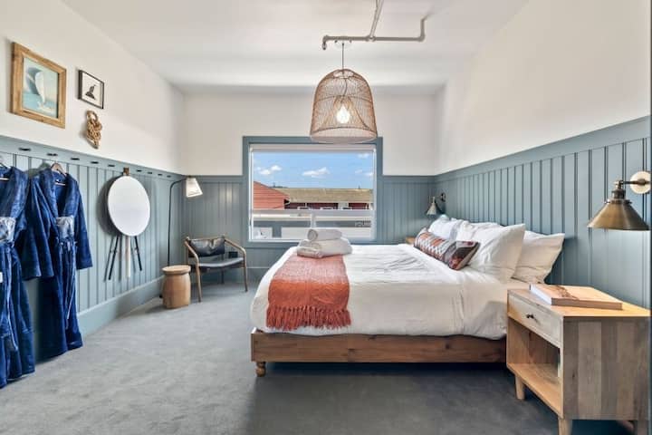 206 King Suite, City View, Shared Bathroom - Poulsbo, WA