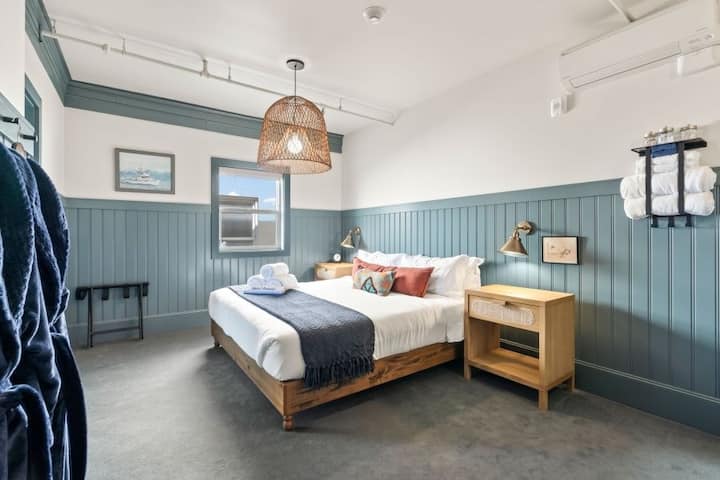 208 Executive King Suite, Shared Bathroom - Poulsbo, WA