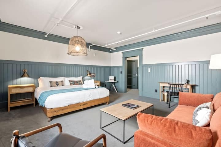 210 King Suite Plus, Shared Bathrooms - Poulsbo, WA