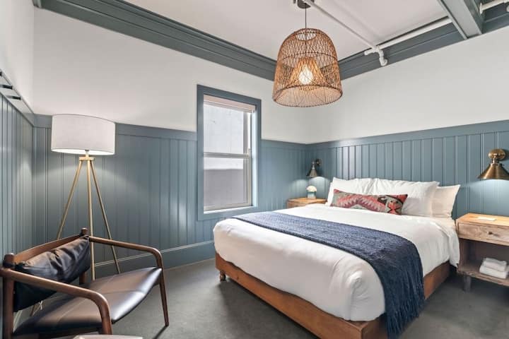 212 Queen Suite, Shared Bathroom - Poulsbo, WA