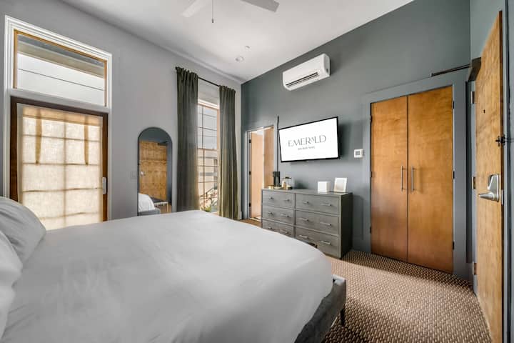 The Emerald Stays King Room - Beaufort, SC