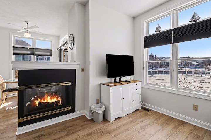 Marina Studio- King Bed, No Steps - Manistee, MI