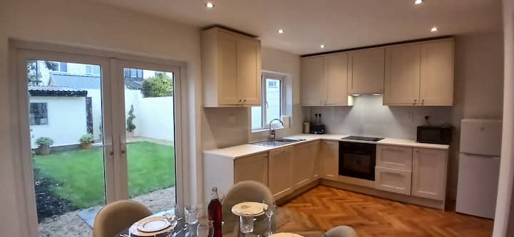 Fresh Stylish 3-bed Home With Garden, Near City - Portmarnock