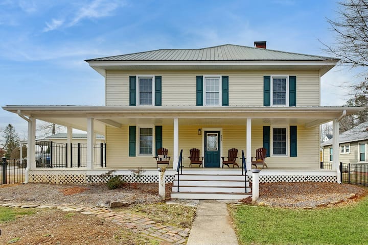 4br Home W/grill, Porch, W/d & Bike Storage Shed - Brevard, NC