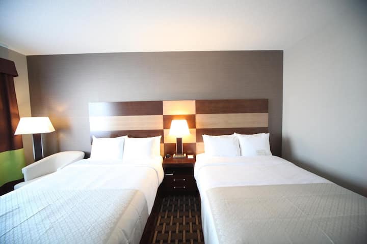Premium 2 Queen Pet | Wyndham Yeg | Family & Fur - 勒杜克