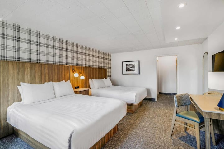 Wyndham At The Falls | Premium 2 Queen | Falls - Niagara Falls