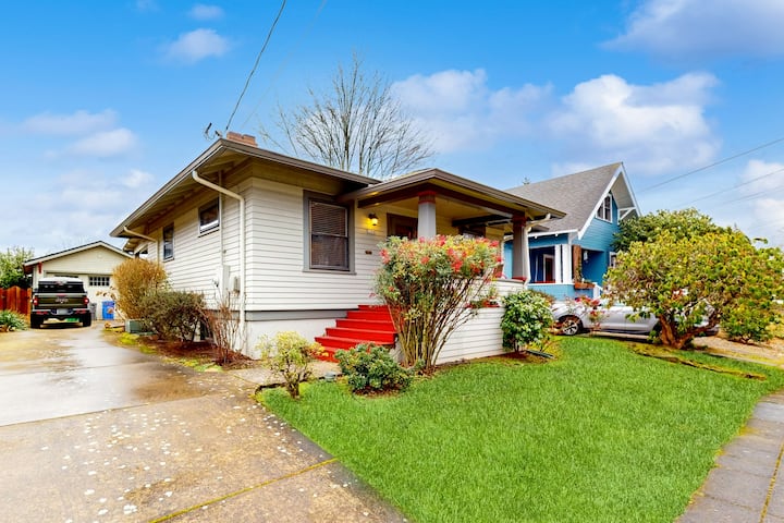 Dog-friendly 2br With Covered Porch & Yard - Portland, OR