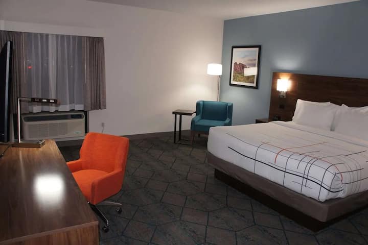 La Quinta Littleton | King Room | Outdoor Escape - Morrison, CO