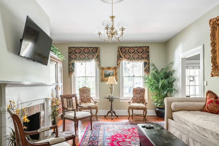 Washington Square Estate For 12 Steps To River St! - Savannah, GA