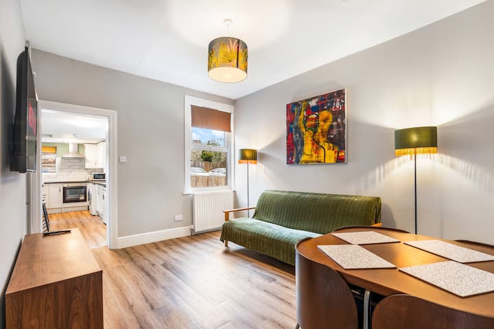 Spacious 5br Home With Parking In Central Horsham - 霍舍姆