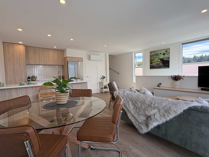 Central Dunedin Stay | 2 King Beds | Garage - 더니든