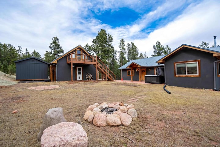 Luxury 4br Mountain Retreat W/ Hot Tub & Views - Woodland Park, CO