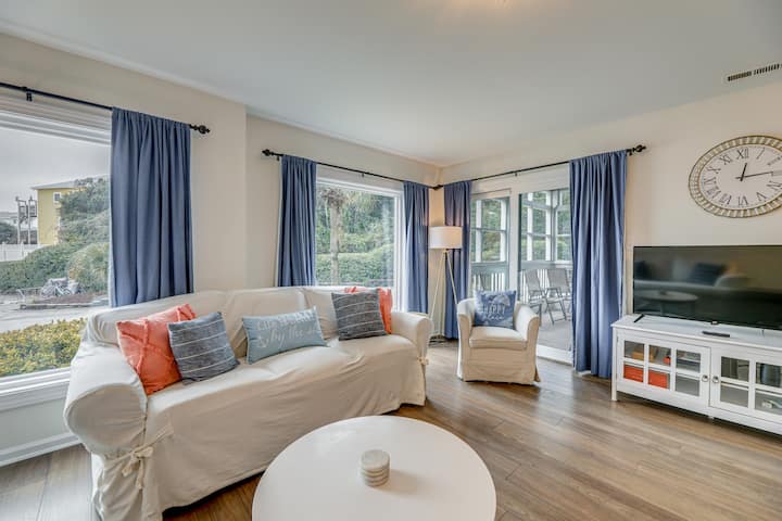 Steps To Beach! Emerald Isle Condo W/ Ocean View - Emerald Isle, NC