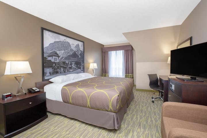 Wyndham Canmore | King Efficiency | Ski Stop - Canmore