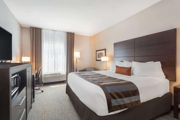 King | Wingate Altoona Dt | Penn State Altoona - Altoona, PA