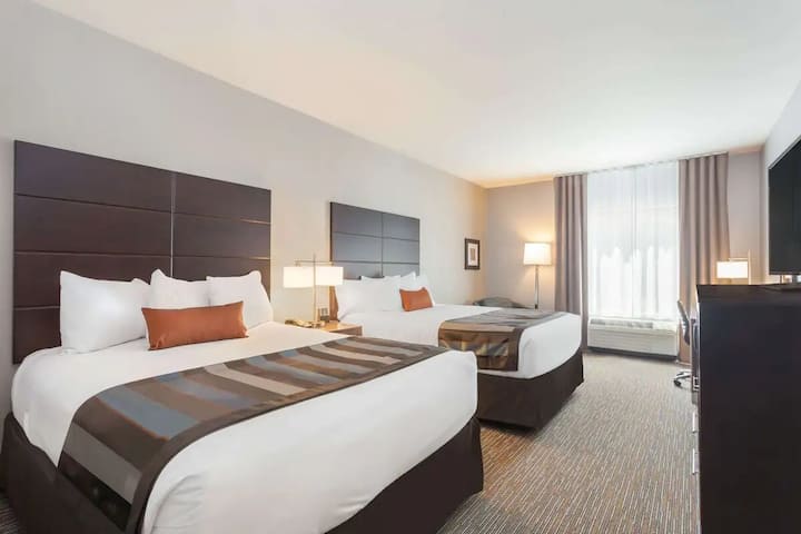 2 Queen | Wingate Altoona Dt | Upmc Close - Altoona, PA