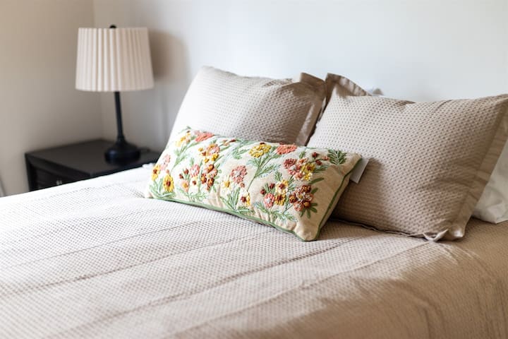 Tuscany Lane - Pool, Pets - Lake Norman Rental - Davidson, NC