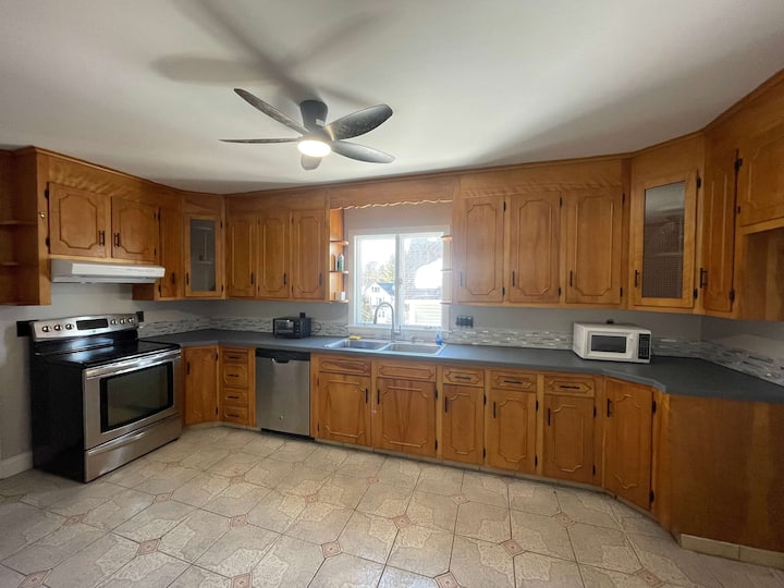 3 Br Apartment Near Wesleyan 202 - Cromwell, CT