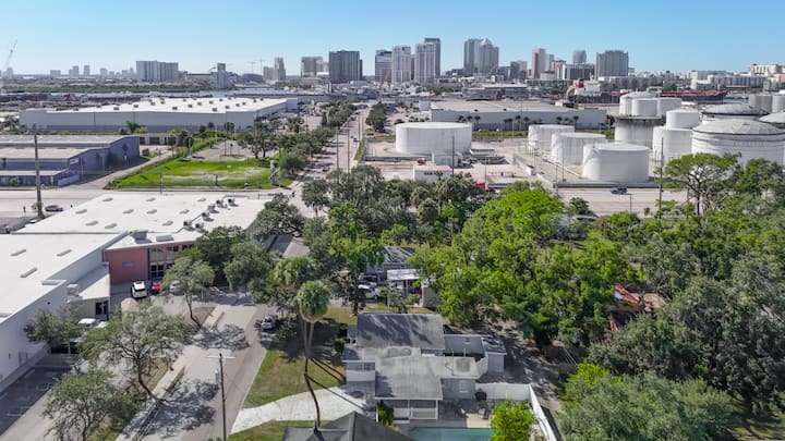 Palmetto Beach Compound. Pool. 4 Apartments - Tampa, FL