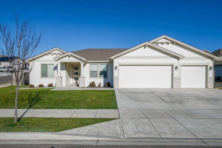 King Suite, 3 Car Garage & Yard 4/2 - #5668-32 - 케너윅