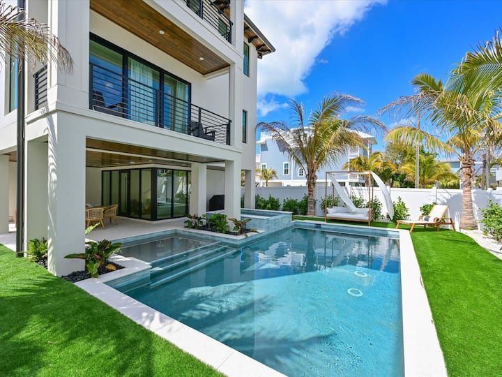 Seaside Serenity | Rooftop Views! - Anna Maria Island, FL