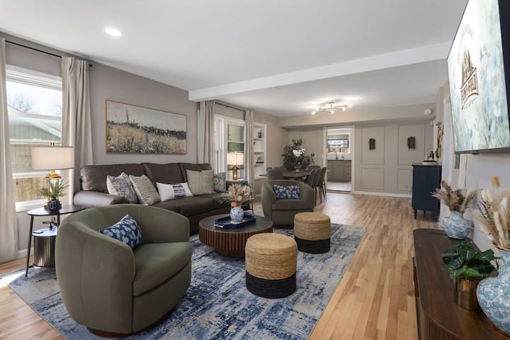 Sleeps 16  4 Kings  Hot Tub  Game Room - Lee's Summit, MO