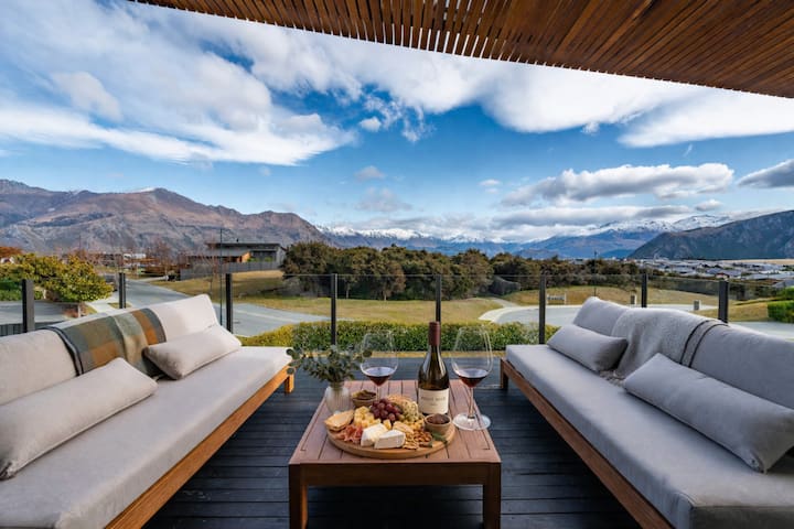Elevated 4 Bed, 3 Bath Home With Mountain Views - Wanaka
