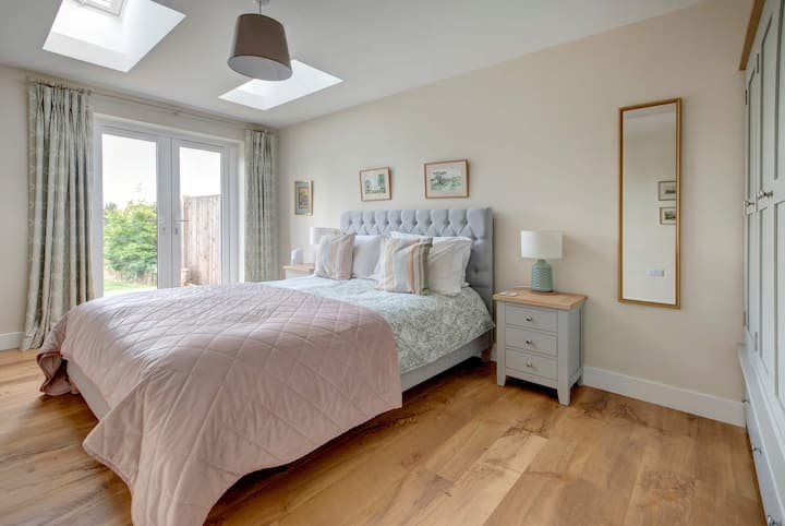 Beautiful Barn, Stunning Views, Parking & Garden - Tewkesbury