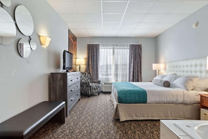 King Dlx  | Elevation Inn | Poolside Relaxation - Rapid City, SD
