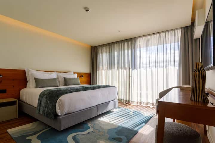 Apartment With Shipyard Views And Balcony - Portugal