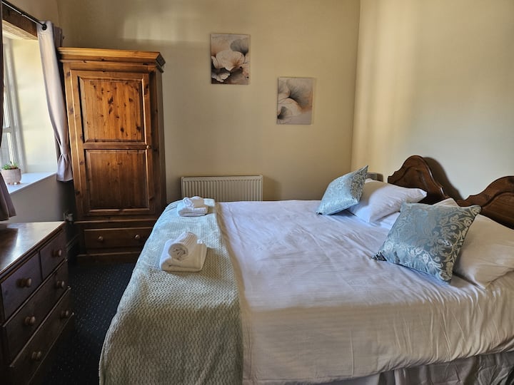King-traditionelle-sdb Privée Avec Baignoire Et Do - Diss
