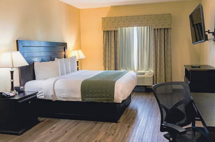 Modern Room Perfect For Relaxation In Tyler - Tyler, TX