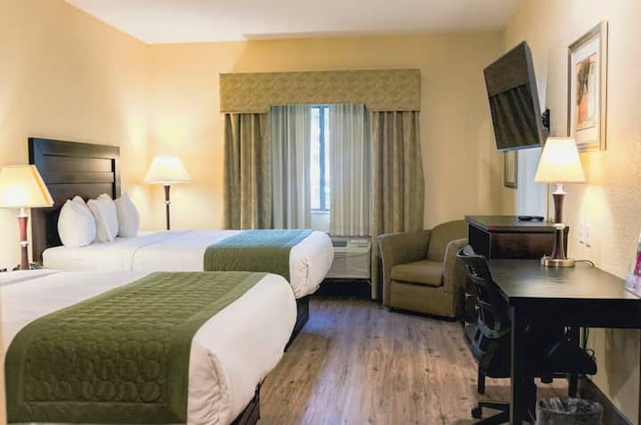 Room At Prime Location Nestled Near Tyler Airport - Tyler, TX