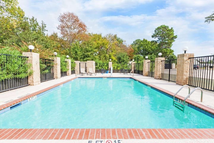 Relax Minutes From Tyler Downtown W/ Breakfast - Tyler, TX